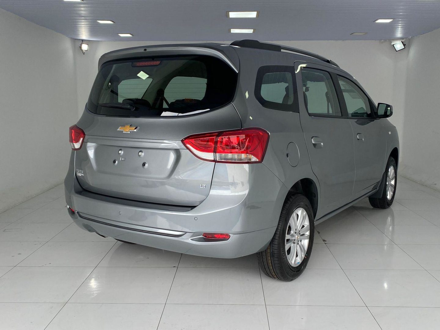 Foto traseira do Chevrolet Spin LT 2024, exibindo a traseira e a ...