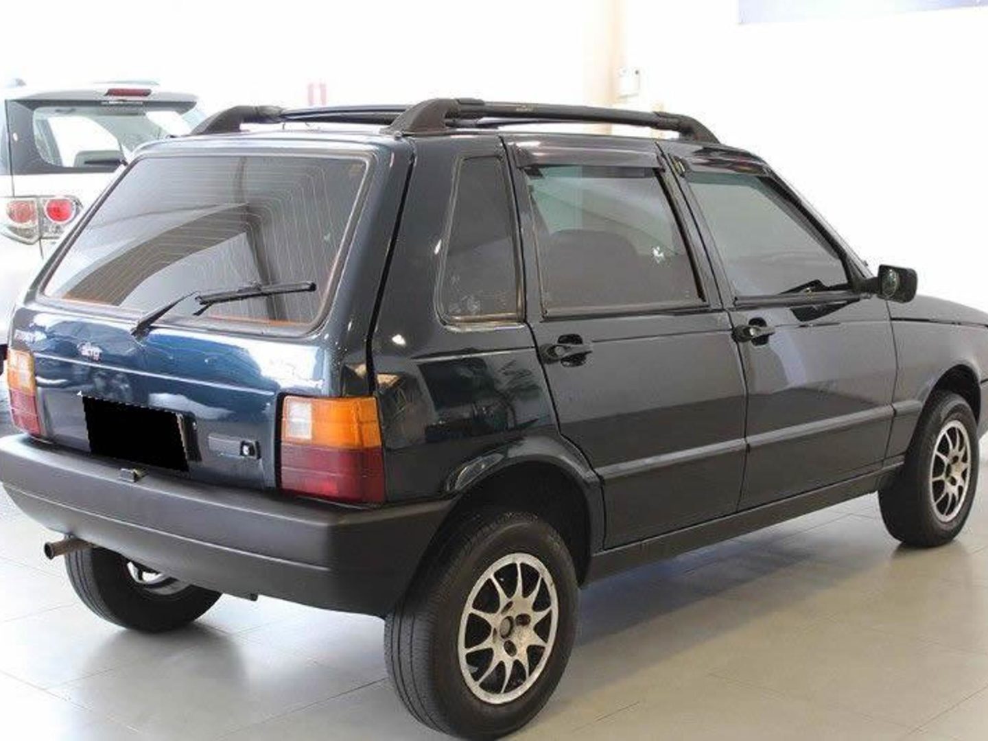 Foto traseira do Fiat Uno Mille Smart 2001, exibindo a traseira e a ...
