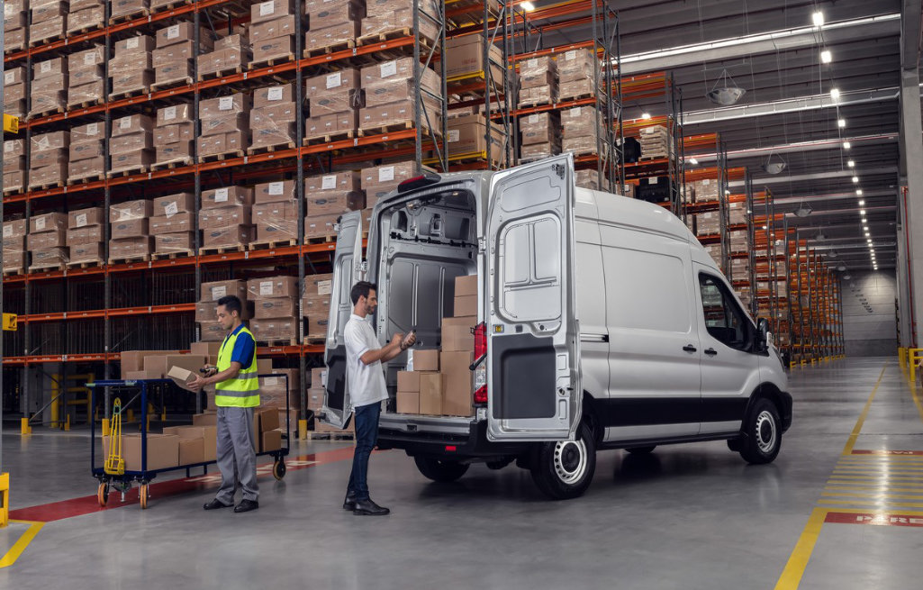 Foto traseira do Ford Transit 350 CL 2024, exibindo a traseira carregada.