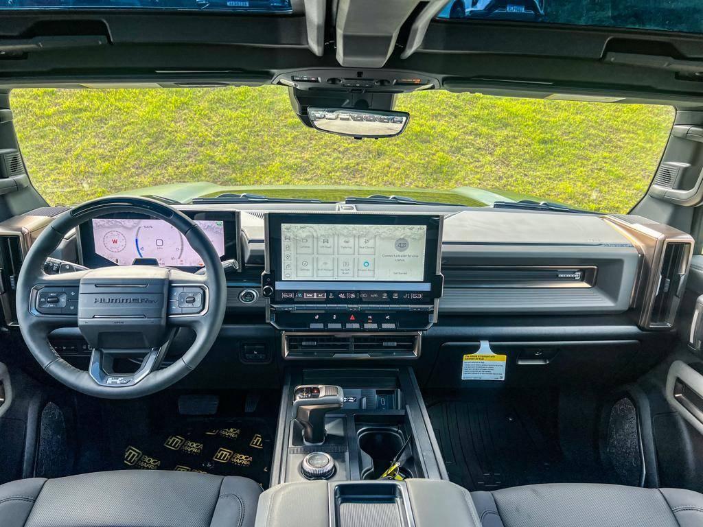 Foto interna do Hummer EV SUV 2024, exibindo o painel de instrumentos ...