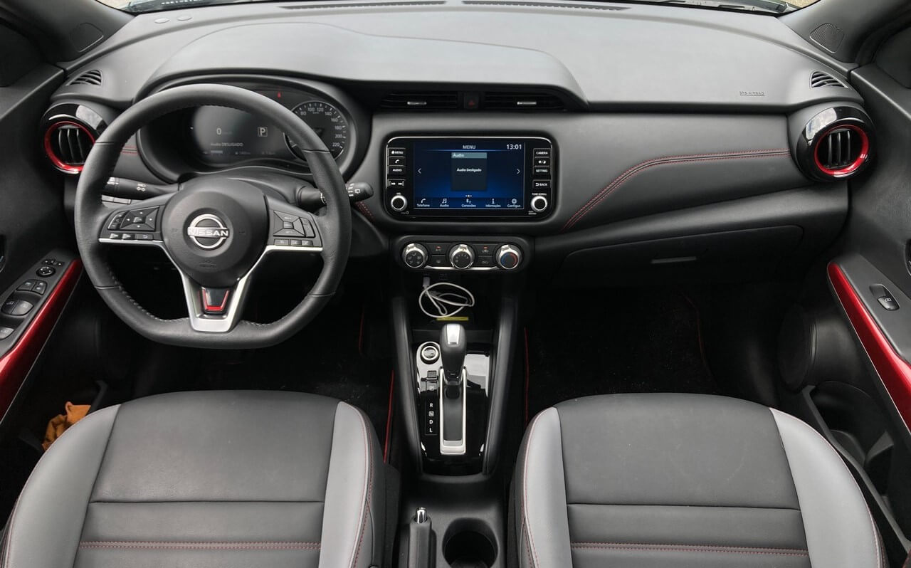 Foto interna do carro mostrando o painel, o volante, o console central ...
