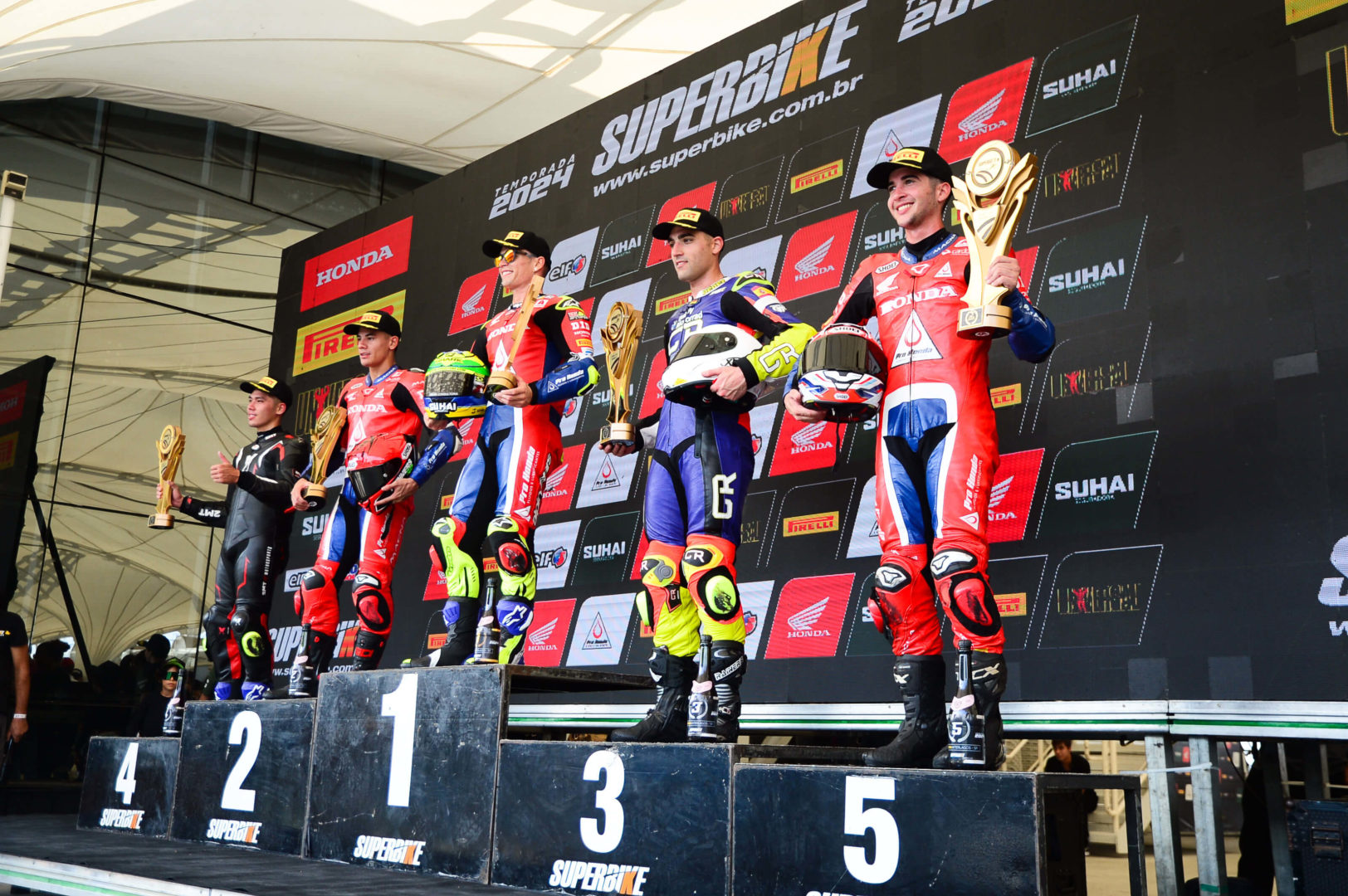 Foto mostrando os pilotos no pódio do Superbike Brasil.