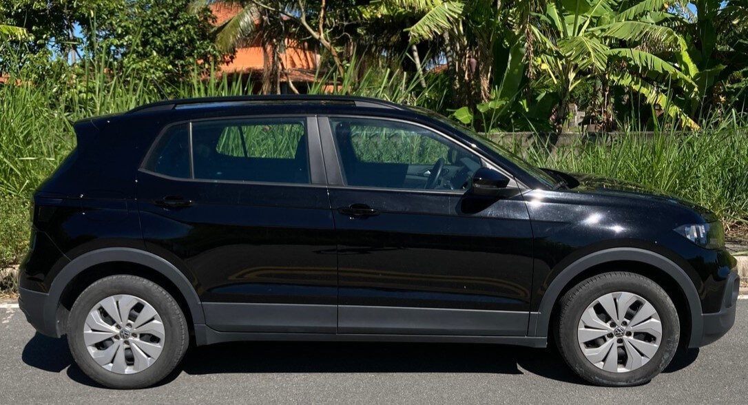Foto mostrando a lateral direita de um Volkswagen T-Cross Sense 2023 ...