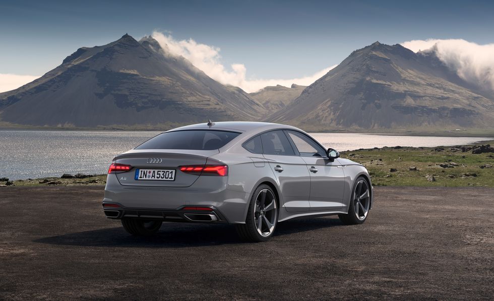 Foto traseira do Audi A5 Advanced 2024, exibindo o porta-malas e a lateral do passageiro.