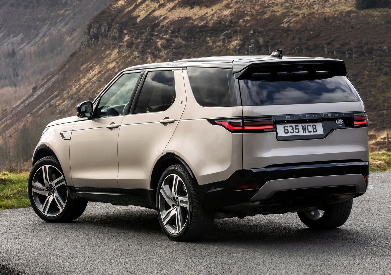 Foto traseira do Land Rover Discovery D300 2024, exibindo o porta-malas ...