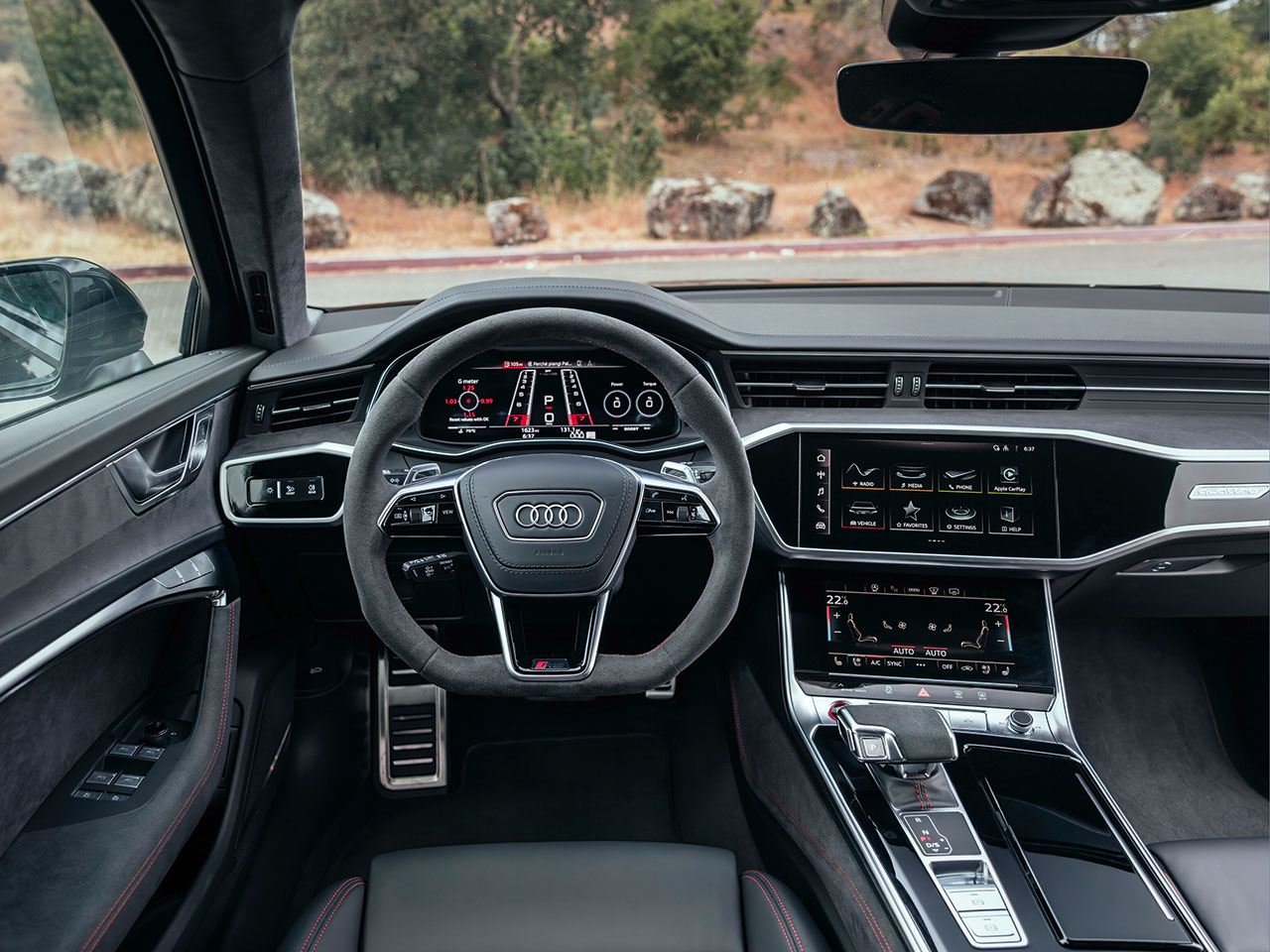 Foto interna do carro, exibindo o painel de instrumentos, volante multifuncional, central ...