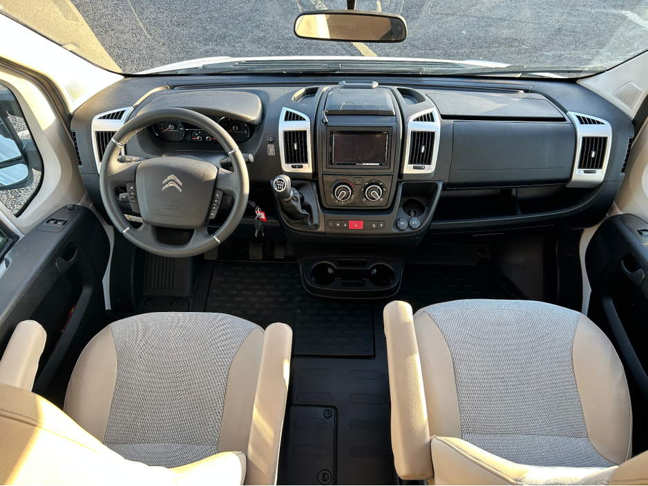 Foto interna do Citroen Jumper 2023, exibindo o painel de instrumentos, volante multifuncional ...