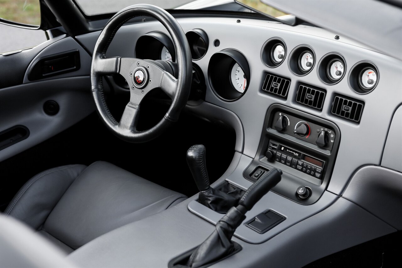 Foto interna do Dodge Viper RT/10 1993, exibindo o painel de ...
