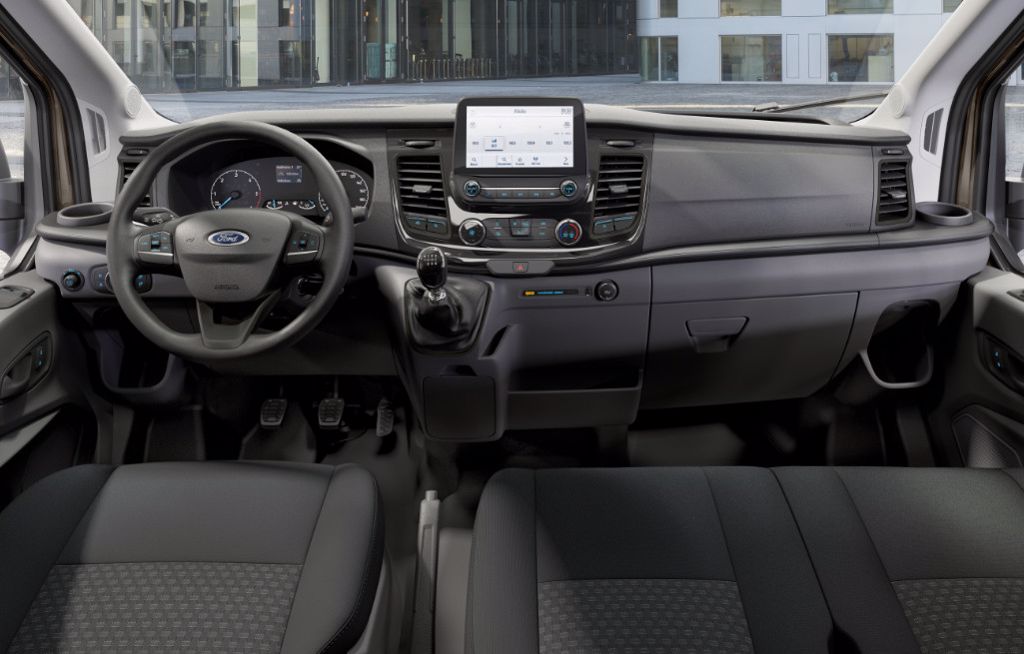 Foto interna do carro, exibindo o painel de instrumentos, volante ...