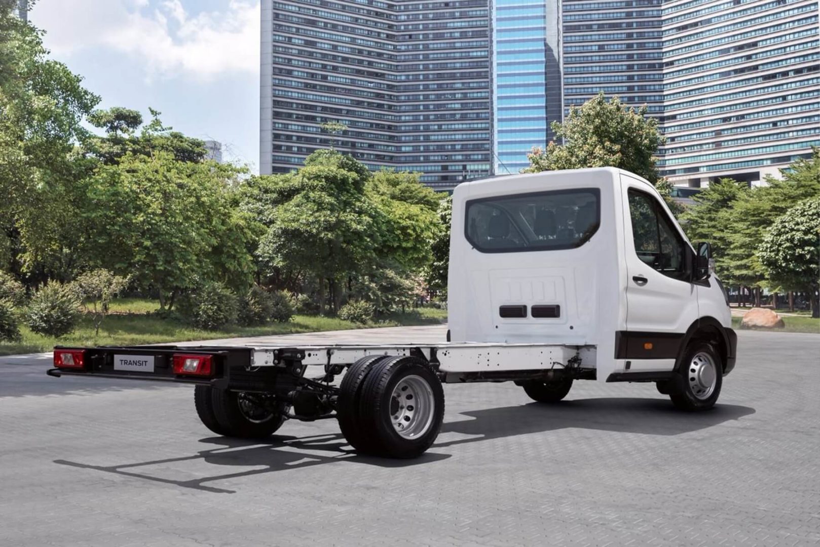 Foto traseira da Ford Transit 470 CL 2024, exibindo o chassi e a cabine.