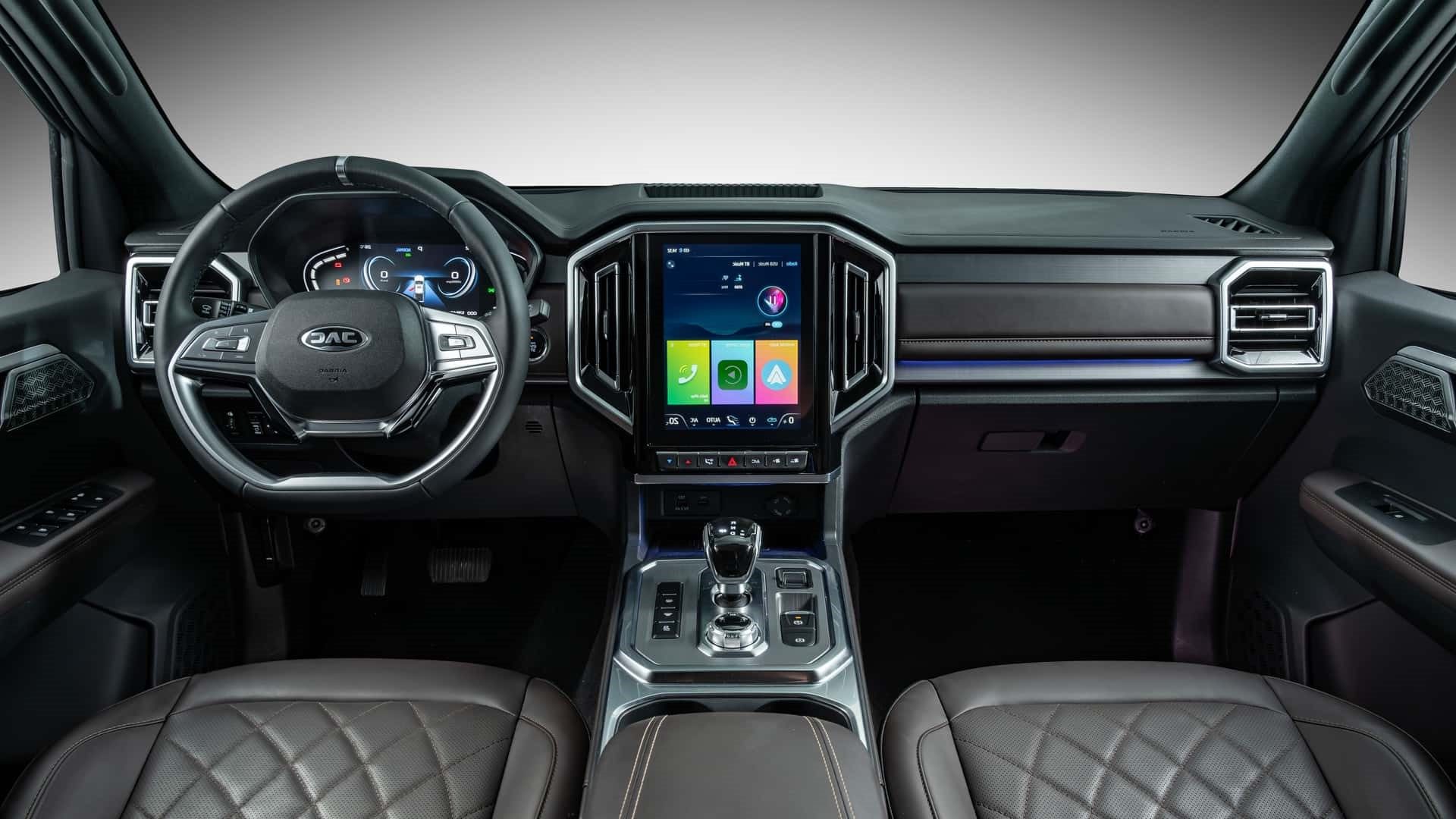 Foto interna do JAC Hunter T9 4x4 2024, exibindo o painel de ...