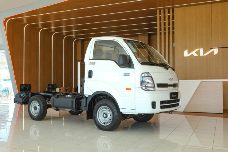 Foto frontal do Kia Bongo K2500 2024, exibindo a lateral do passageiro ...