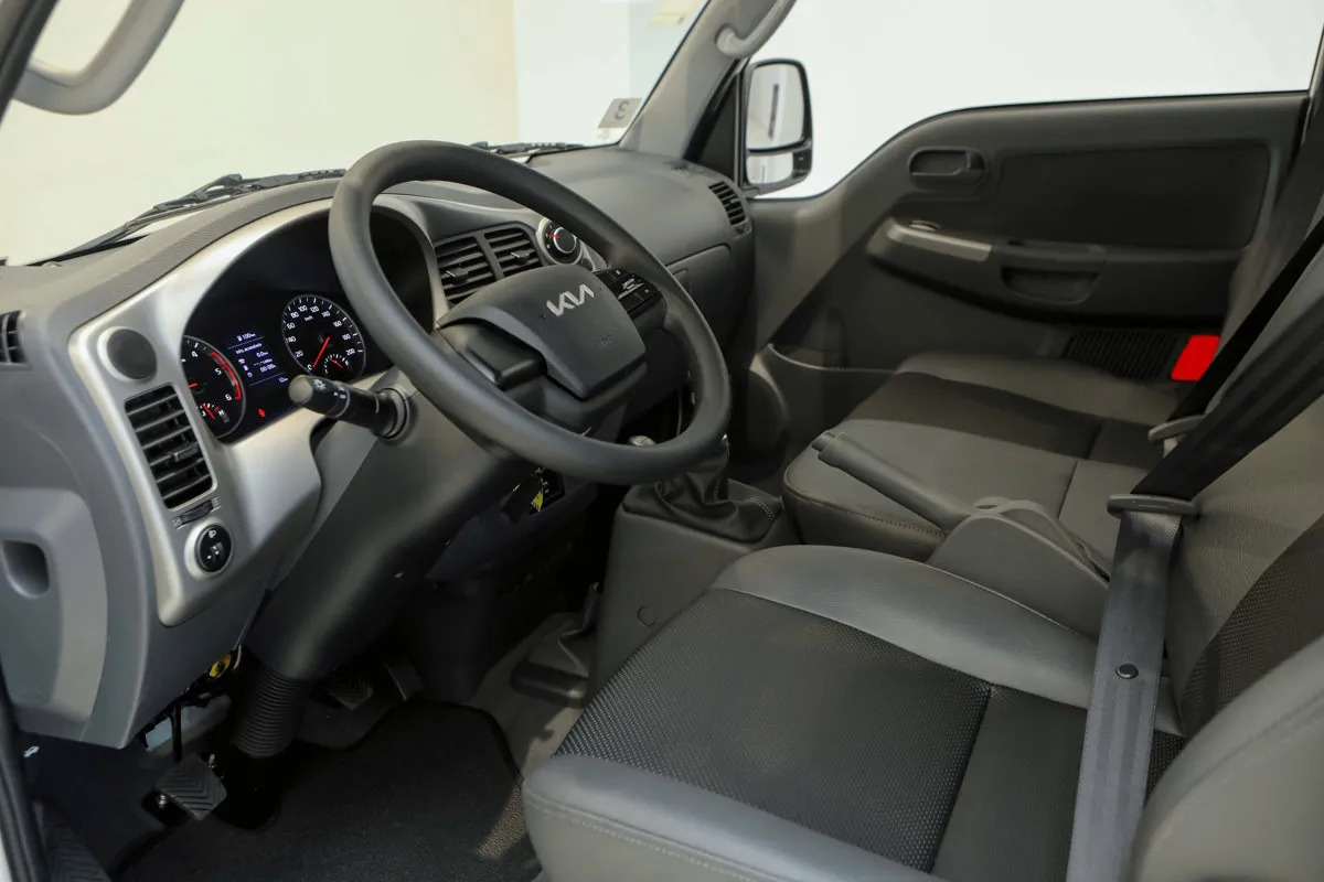 Foto interna do Kia Bongo K2500 2024, exibindo o painel de instrumento ...