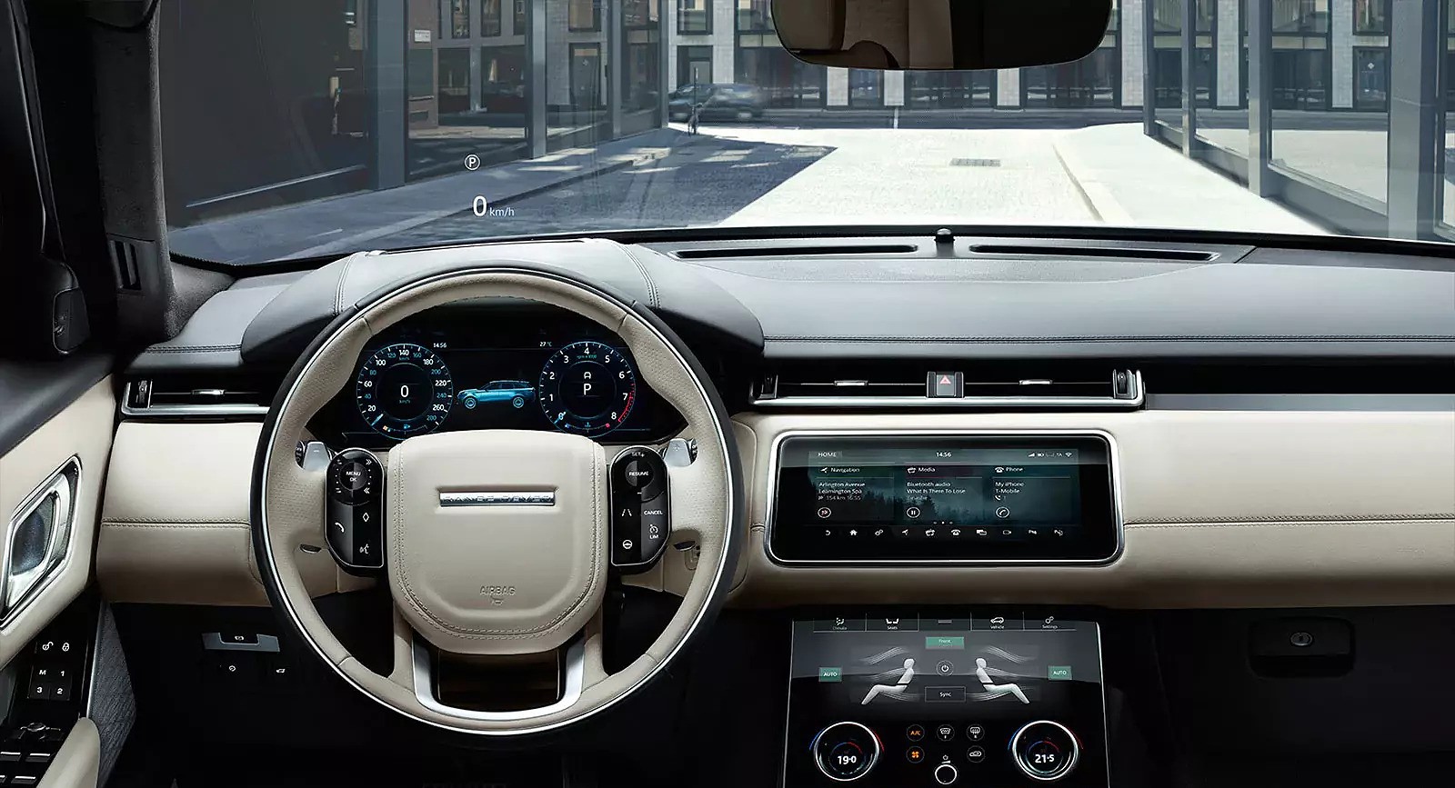 Foto interna do carro, exibindo o painel de instrumentos, volante ...