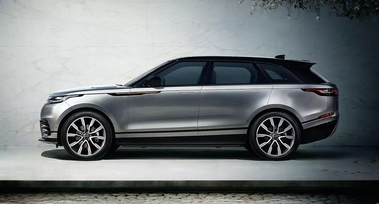 Foto da lateral do motorista do Range Rover Velar Dynamic P340 HSE 2024.