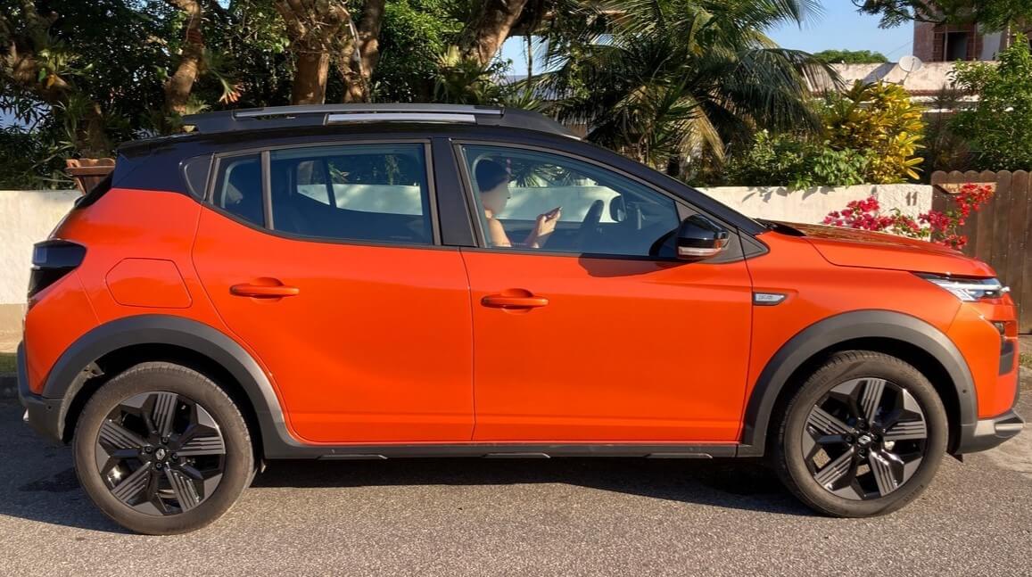 Foto mostrando a lateral direita de um Novo Renault Kardian estacionado.