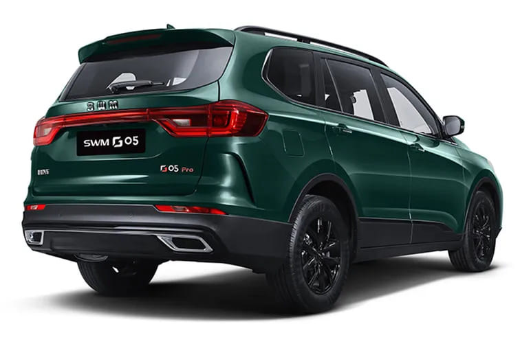 Foto traseira do SWM G05 PRO, exibindo o porta-malas e a lateral do passageiro.