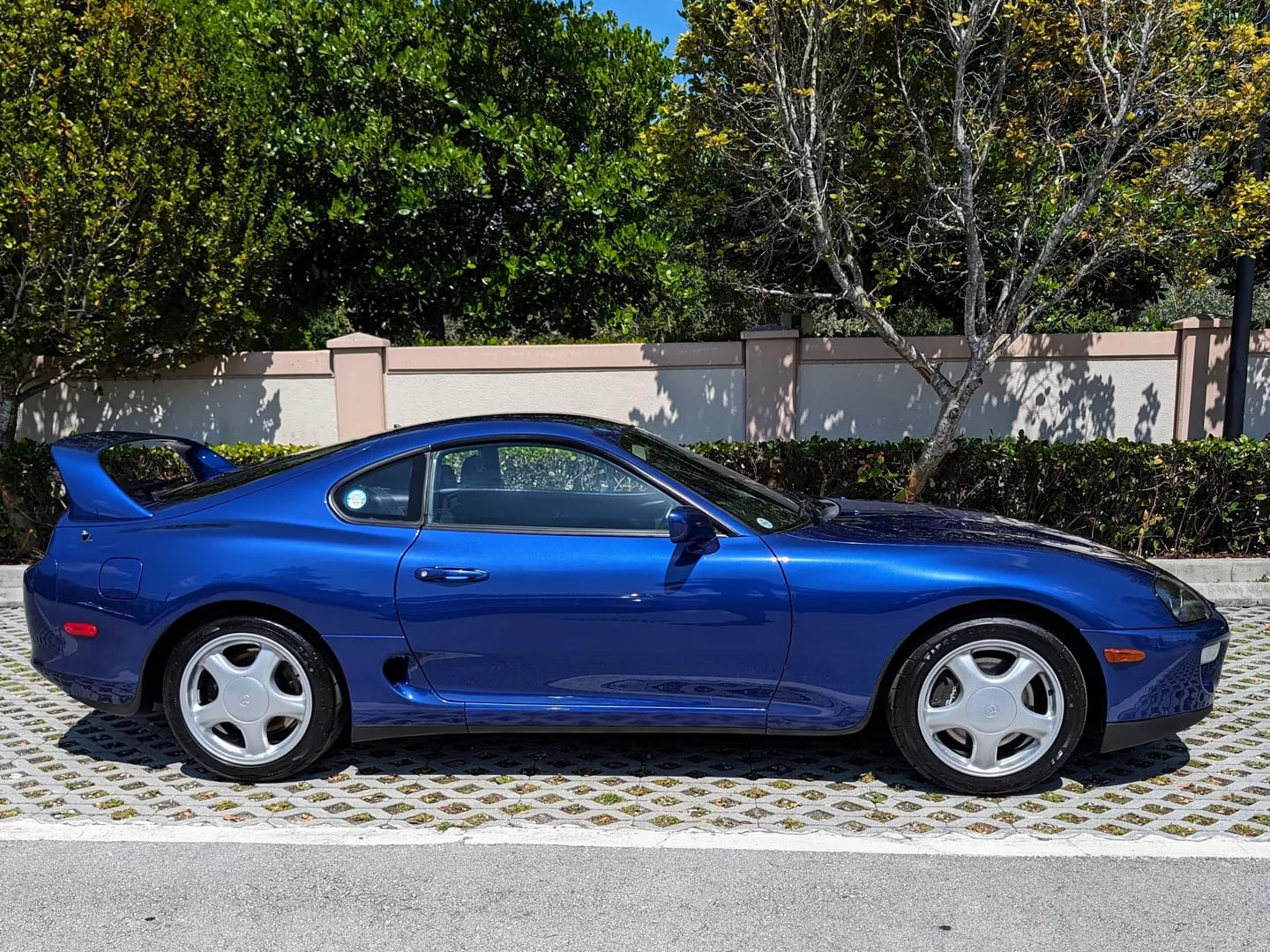 Foto do Toyota Supra MK4 Turbo 1993, exibindo toda a lateral do motorista.
