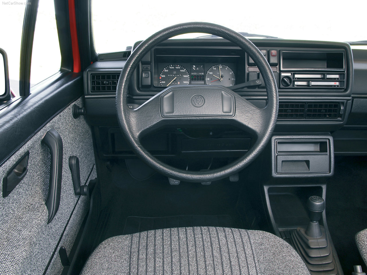 Foto interna do Volkswagen Golf MK 2, exibindo o painel de instrumentos ...