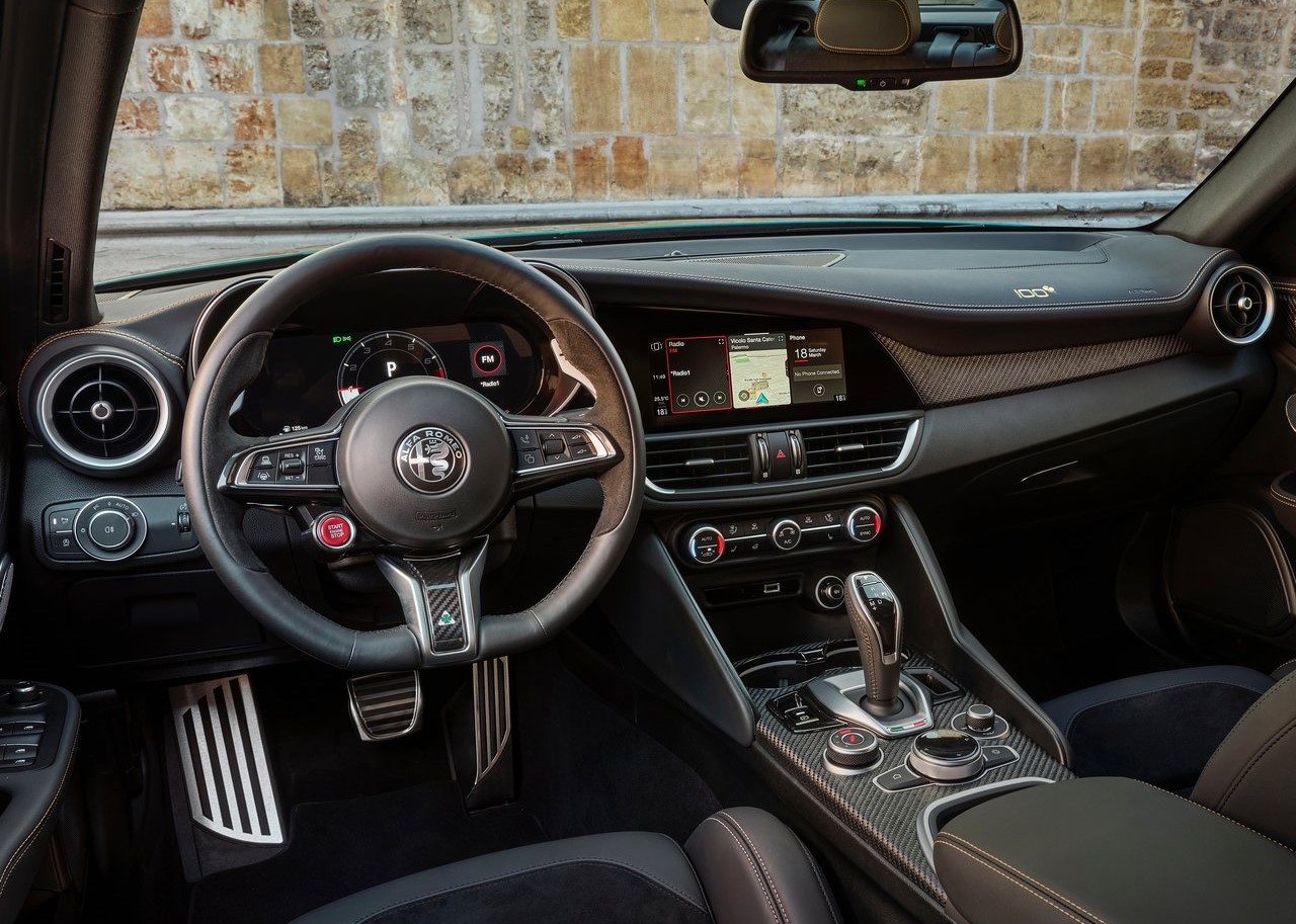Foto interna do Alfa Romeo Giulia Quadrifoglio 2023, exibindo o painel ...