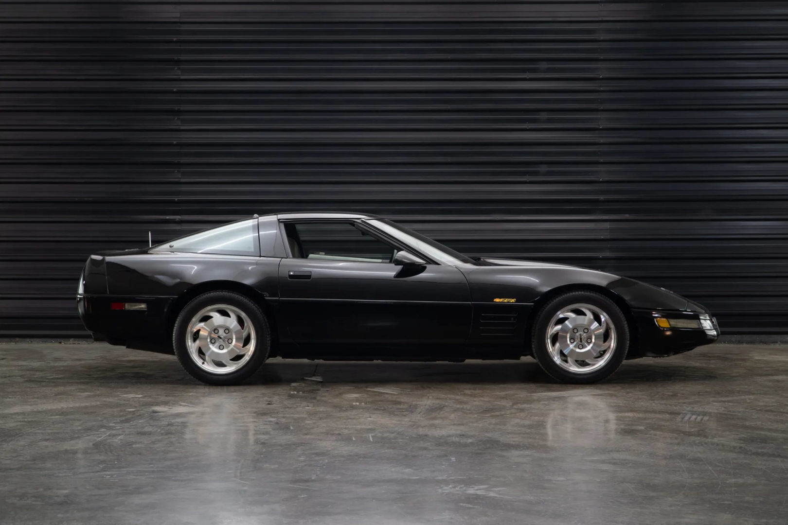 Foto lateral do Chevrolet Corvette C4, exibindo toda a lateral do ...