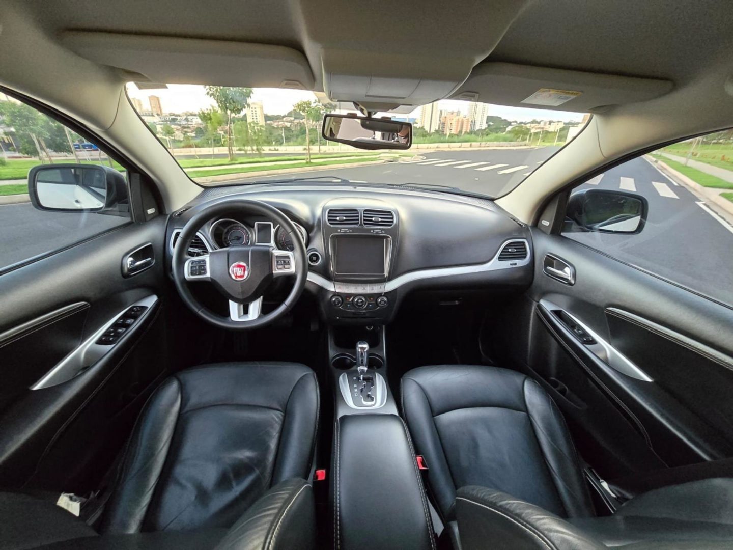 Foto interna do Fiat Freemont Precision, exibindo o painel de ...