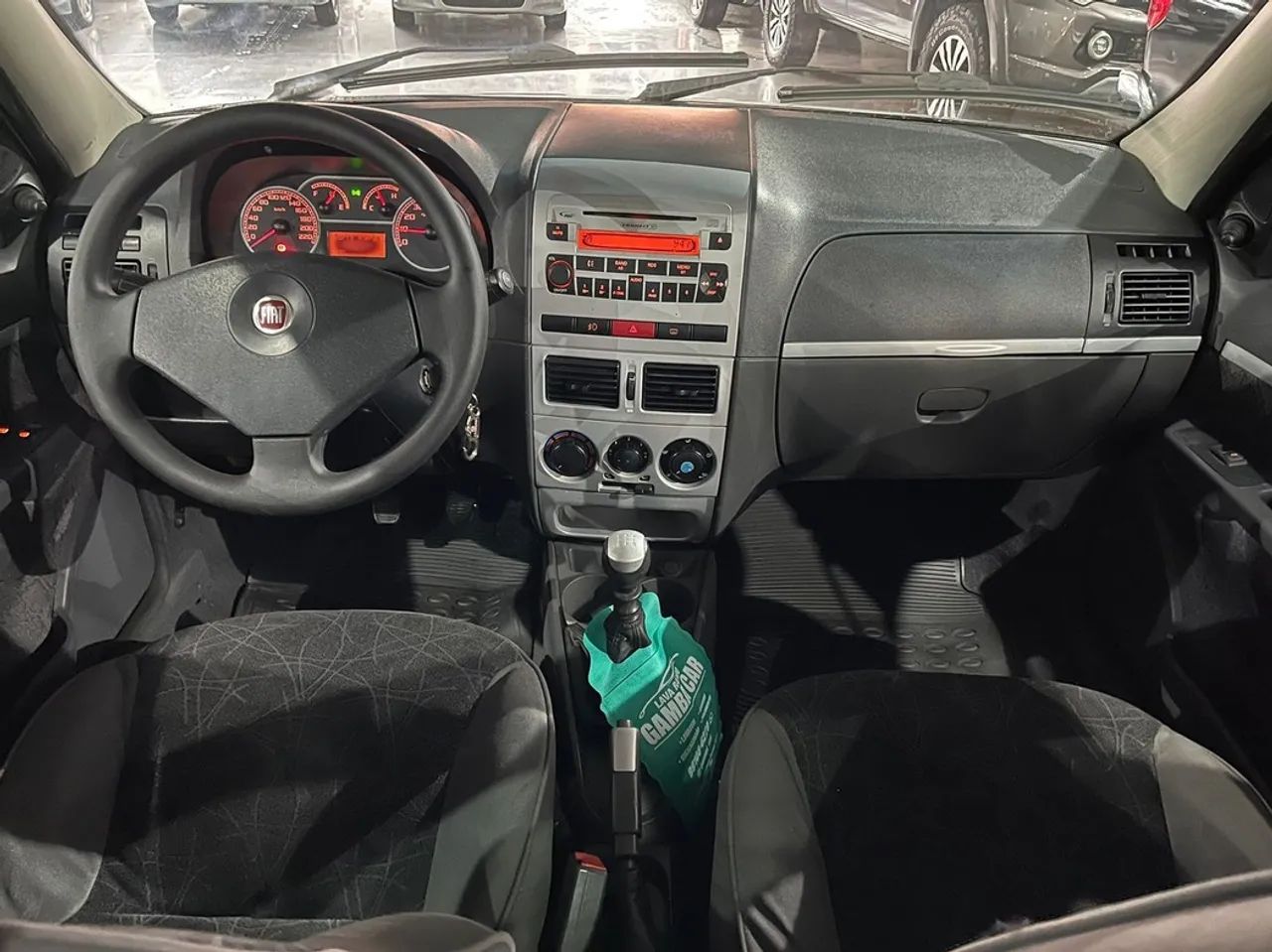 Foto interna do Fiat Siena HLX 1.8, exibindo o painel de instrumentos ...