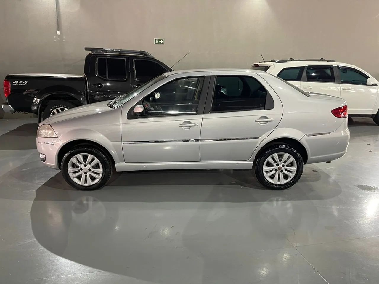 Foto lateral do Fiat Siena HLX 1.8, exibindo toda a lateral do motorista.