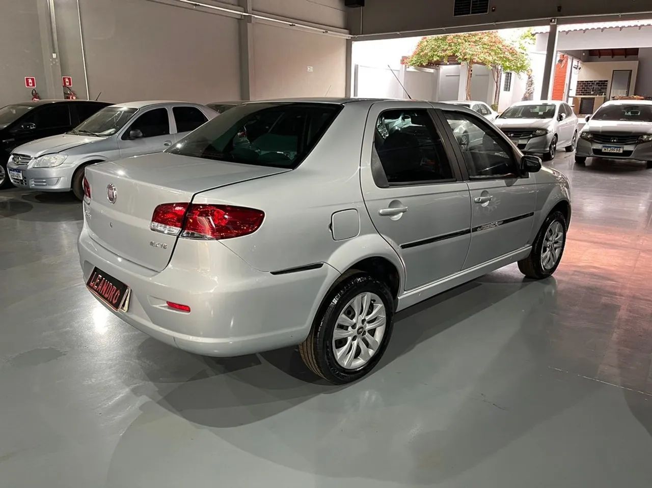 Foto traseira do Fiat Siena HLX 1.8, exibindo o porta-malas e a lateral ...