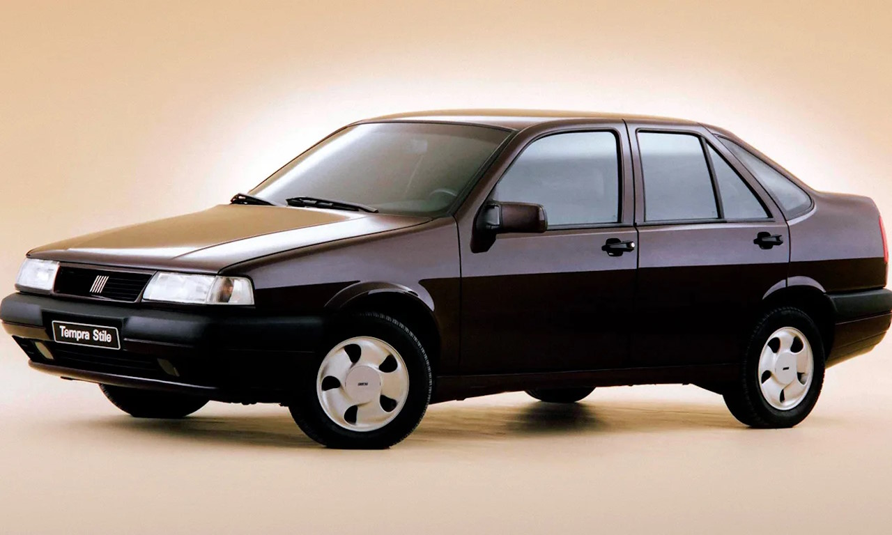 Foto exibindo toda a lateral do Fiat Tempra