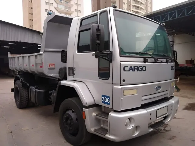 Foto frontal do Ford Cargo 1317e, exibindo toda a lateral do passageiro ...