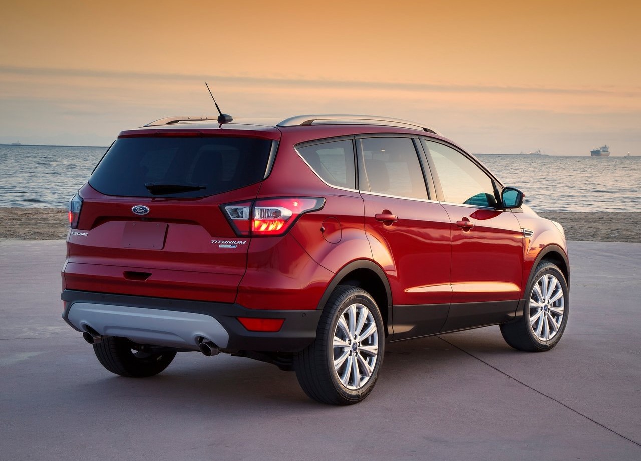 Foto traseira do Ford Escape SEL 2019, exibindo o porta-malas e toda a ...