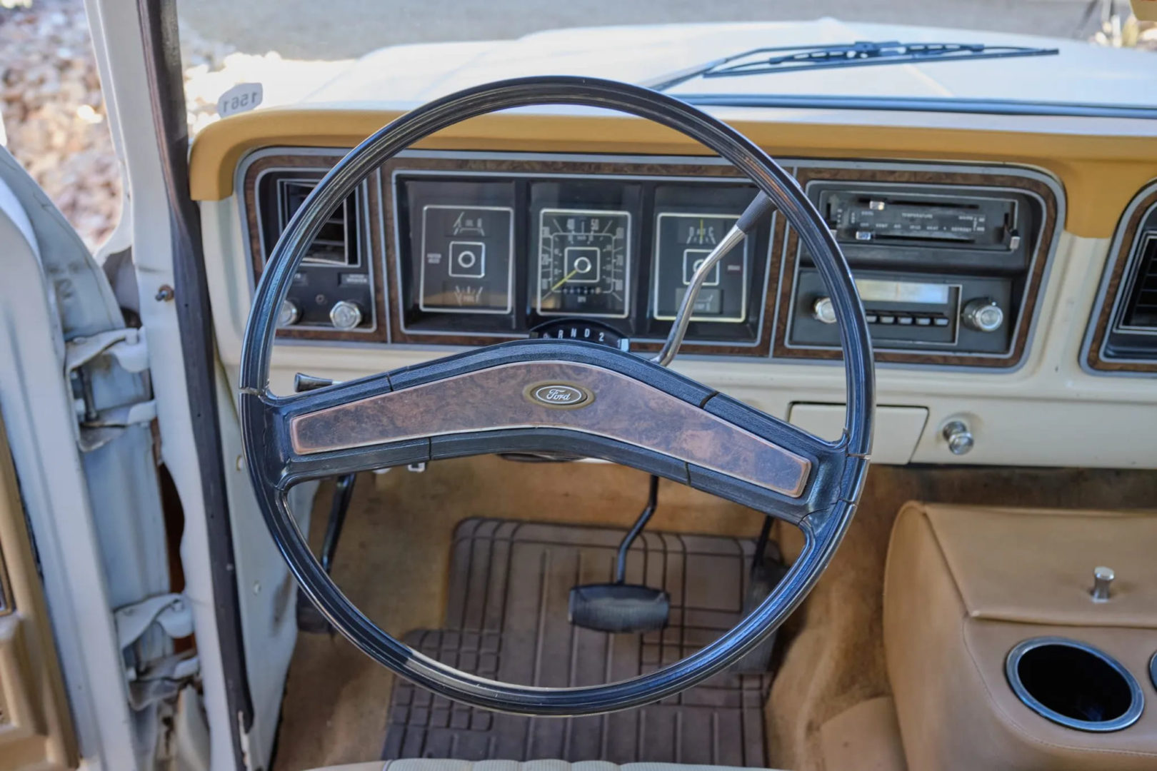 Foto interna da Ford F-150 XLT Super Cab 1978, mostrando o painel de ...