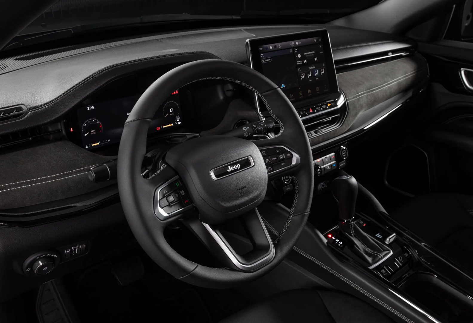 Foto interna do Jeep Commander Blackhawk Hurricane 2025, exibindo o ...
