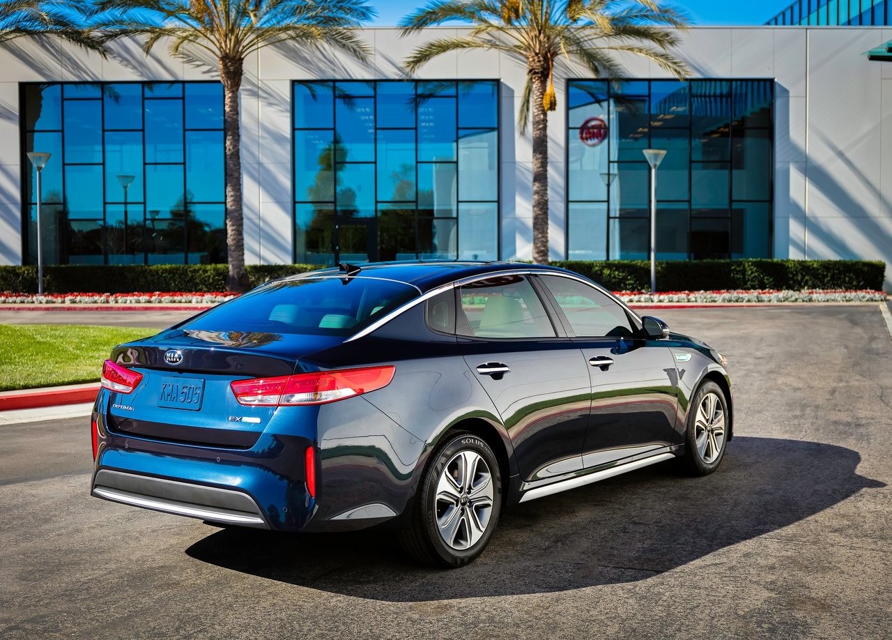 Foto traseira do Kia Optima Hybrid 2017, exibindo o porta-malas e a ...