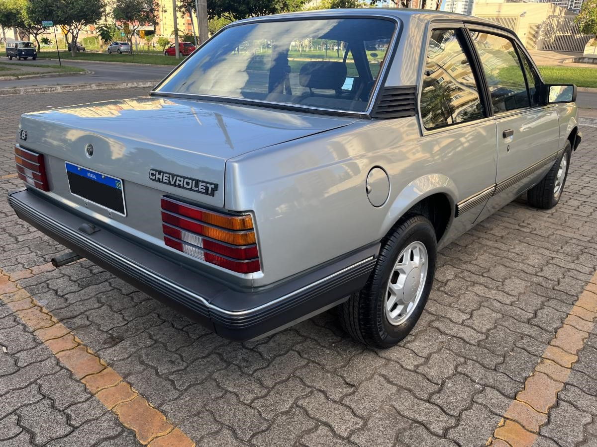 A imagem mostra o design da traseira do Chevrolet Monza, que tem ...