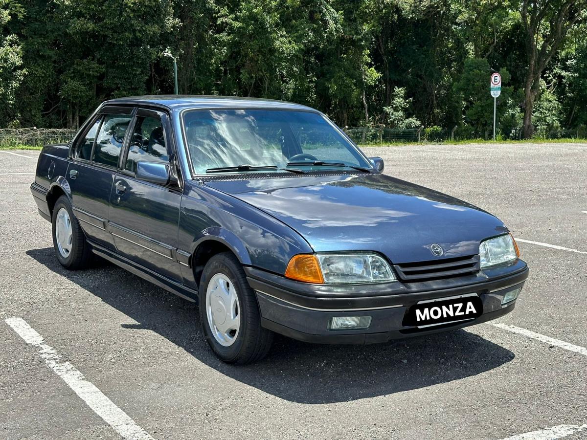 A foto mostra o facelift do Monza. O veículo está com pintura na cor ...