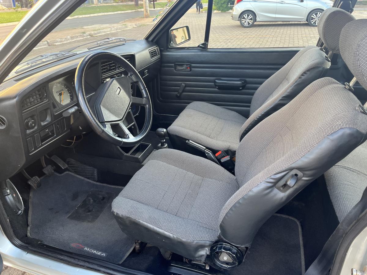 A imagem mostra o interior do Chevrolet Monza, mais precisamente a ...