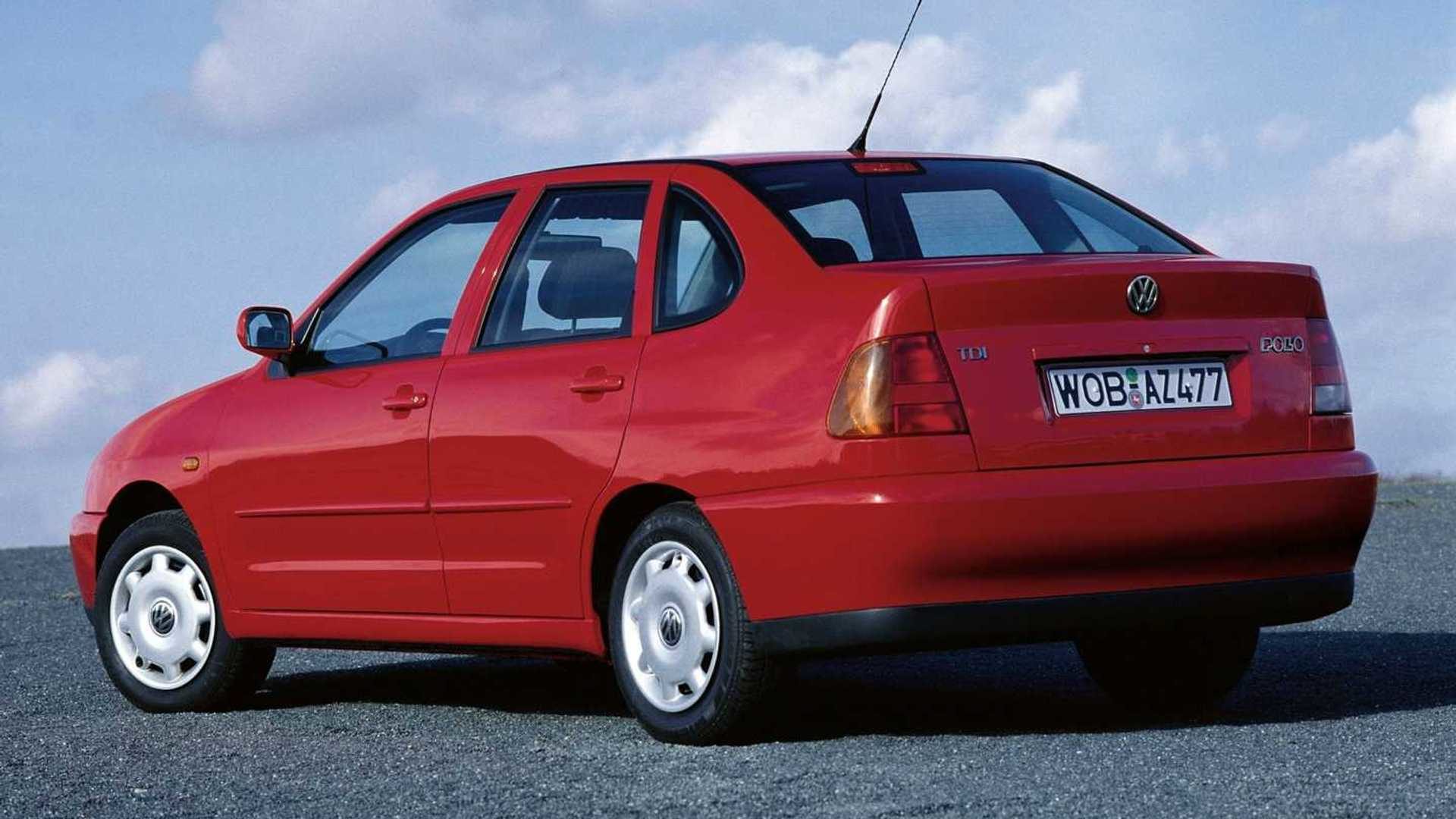 A foto mostra o Volkswagen Polo Classic de cor vermelha. A imagem foca ...