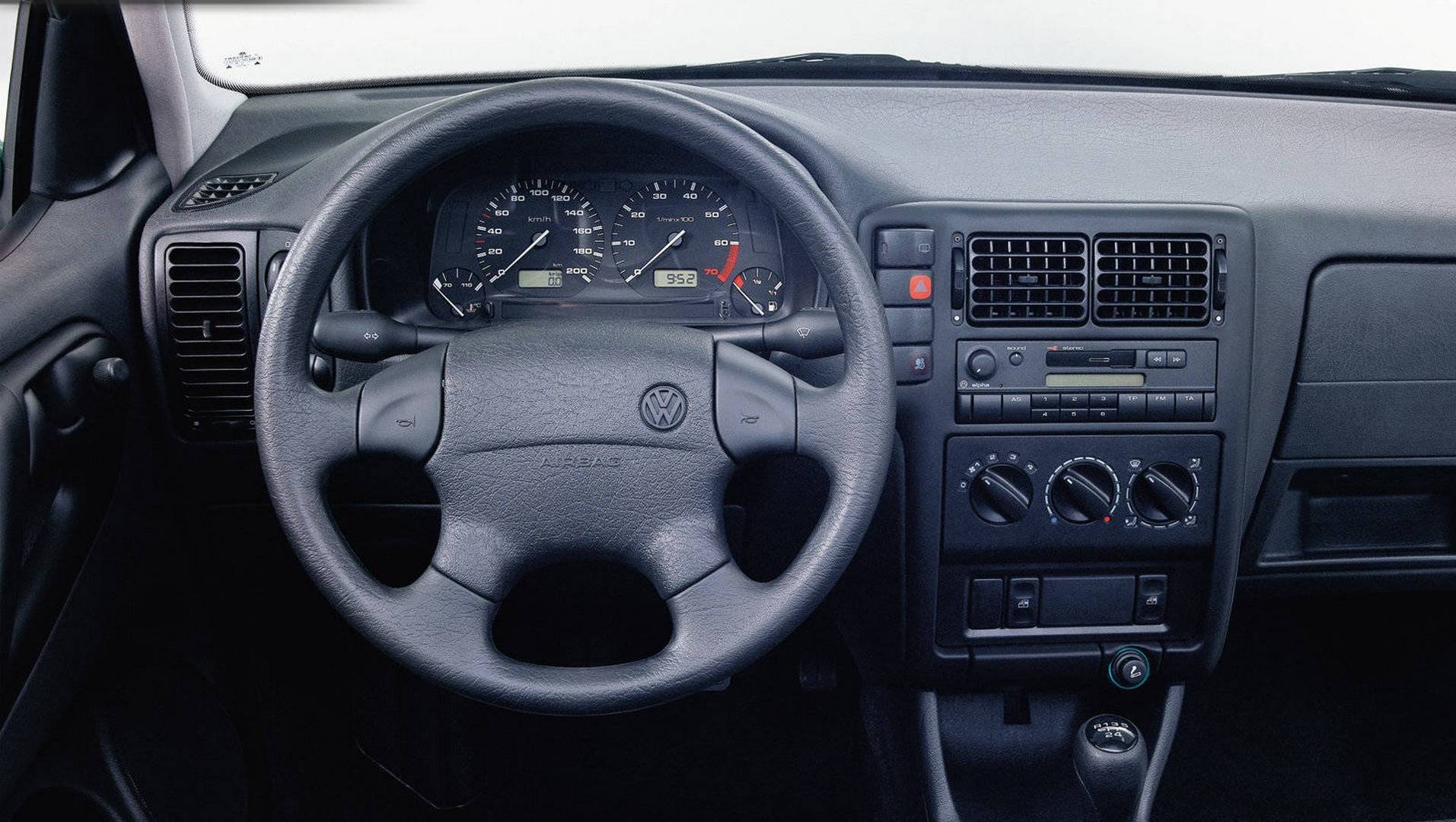 A foto mostra o volante e o painel do Polo, na visão de quem está no ...