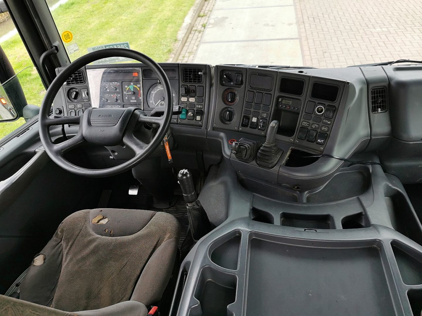 Foto interna da Scania P-124 CA 360 6X4 NZ, exibindo o painel de ...
