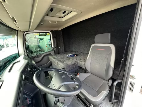Foto interna do Volkswagen E Constellation 24-280 6x2, exibindo toda a ...