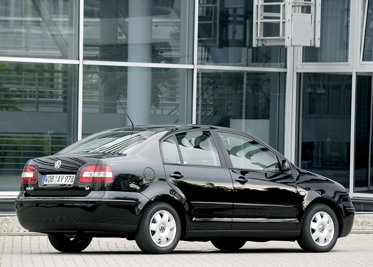 Foto traseira do Volkswagen Polo Sedan 2023, exibindo o porta-malas e ...