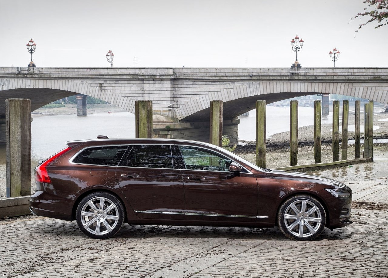 Foto lateral do Volvo V90 T6 2018.