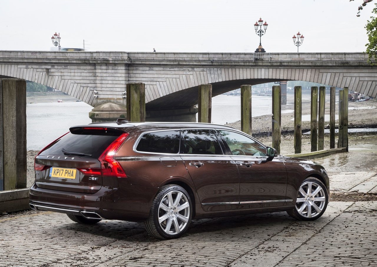 Foto traseira do Volvo V90 T6 2018, exibindo o porta-malas e a lateral ...