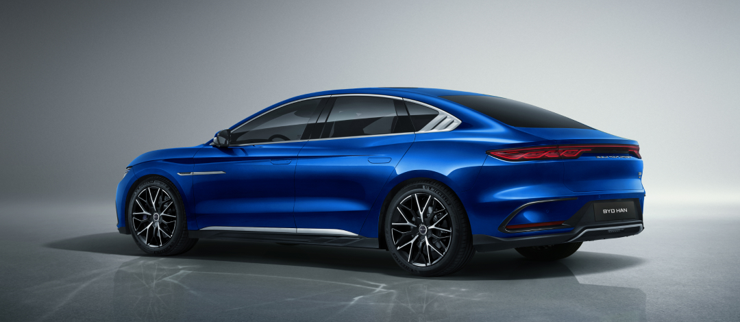 Foto exibindo a lateral e a traseira do BYD Han 2025.