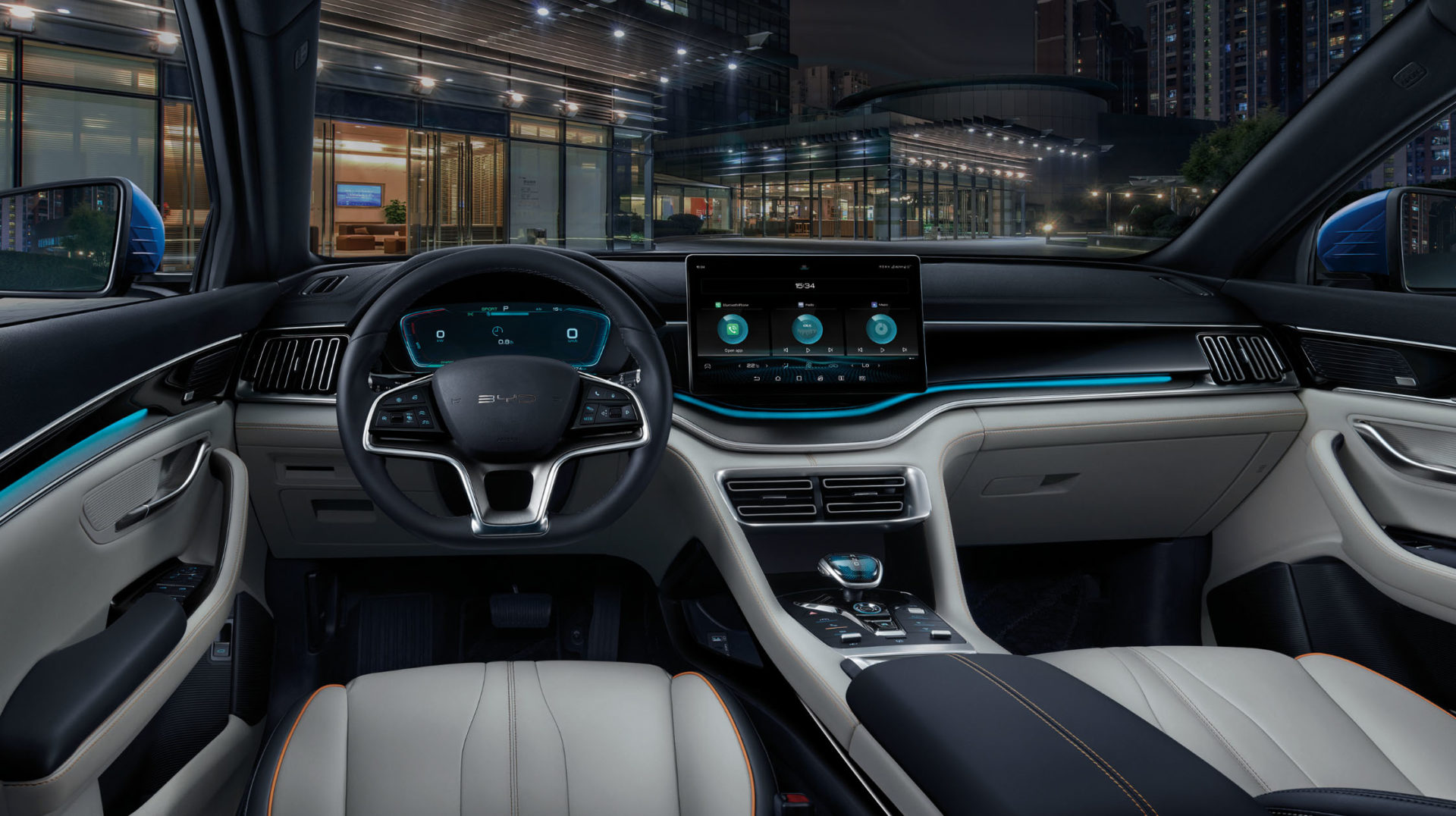 Foto interna do BYD Song Plus DM-i 2025, exibindo o painel de instrumentos digital, volante ...