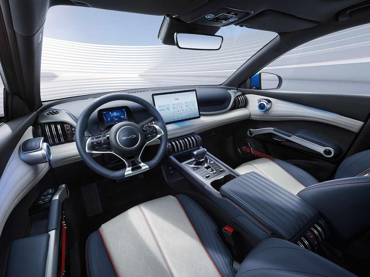 Foto interna do BYD Yuan Plus 2025, exibindo o painel de instrumentos digital, volante ...