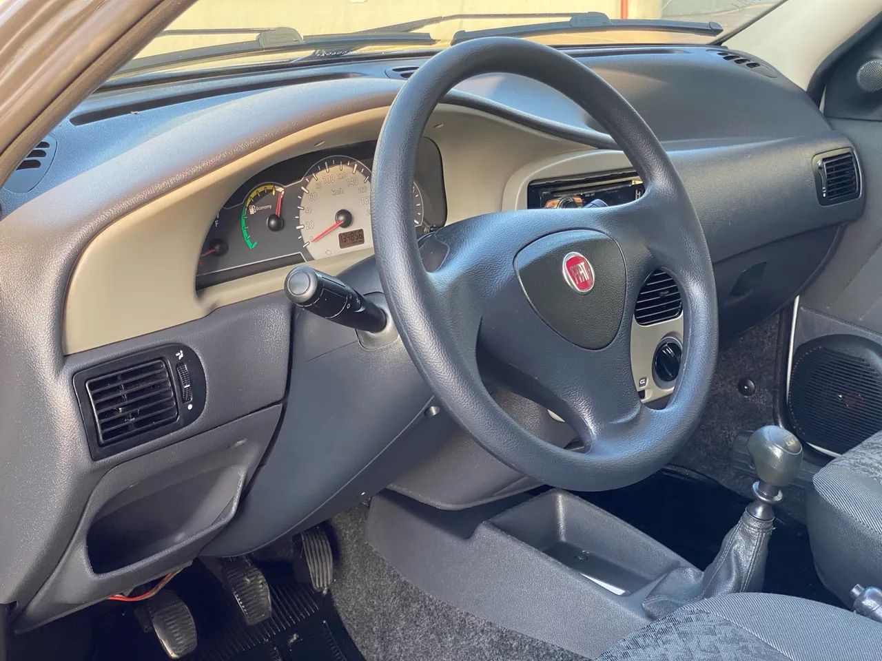 Foto interna do Fiat Palio ELX 2010, exibindo o painel de instrumentos ...