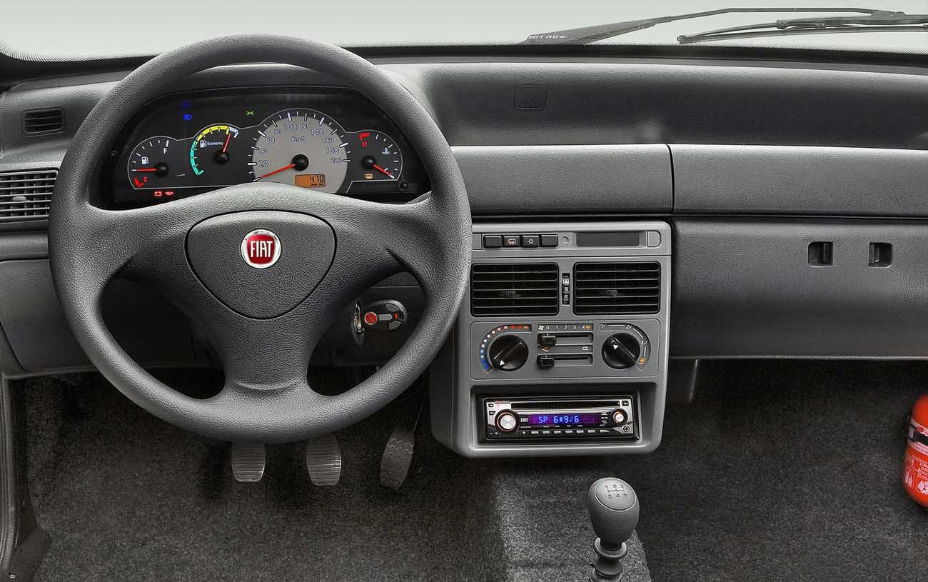 Foto interna do Fiat Uno Mille Economy Way 2010 exibindo o painel de ...